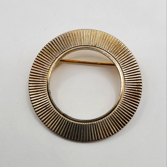 Jewelry | Vintage Gold Tone Circle Brooch Pin | Poshmark